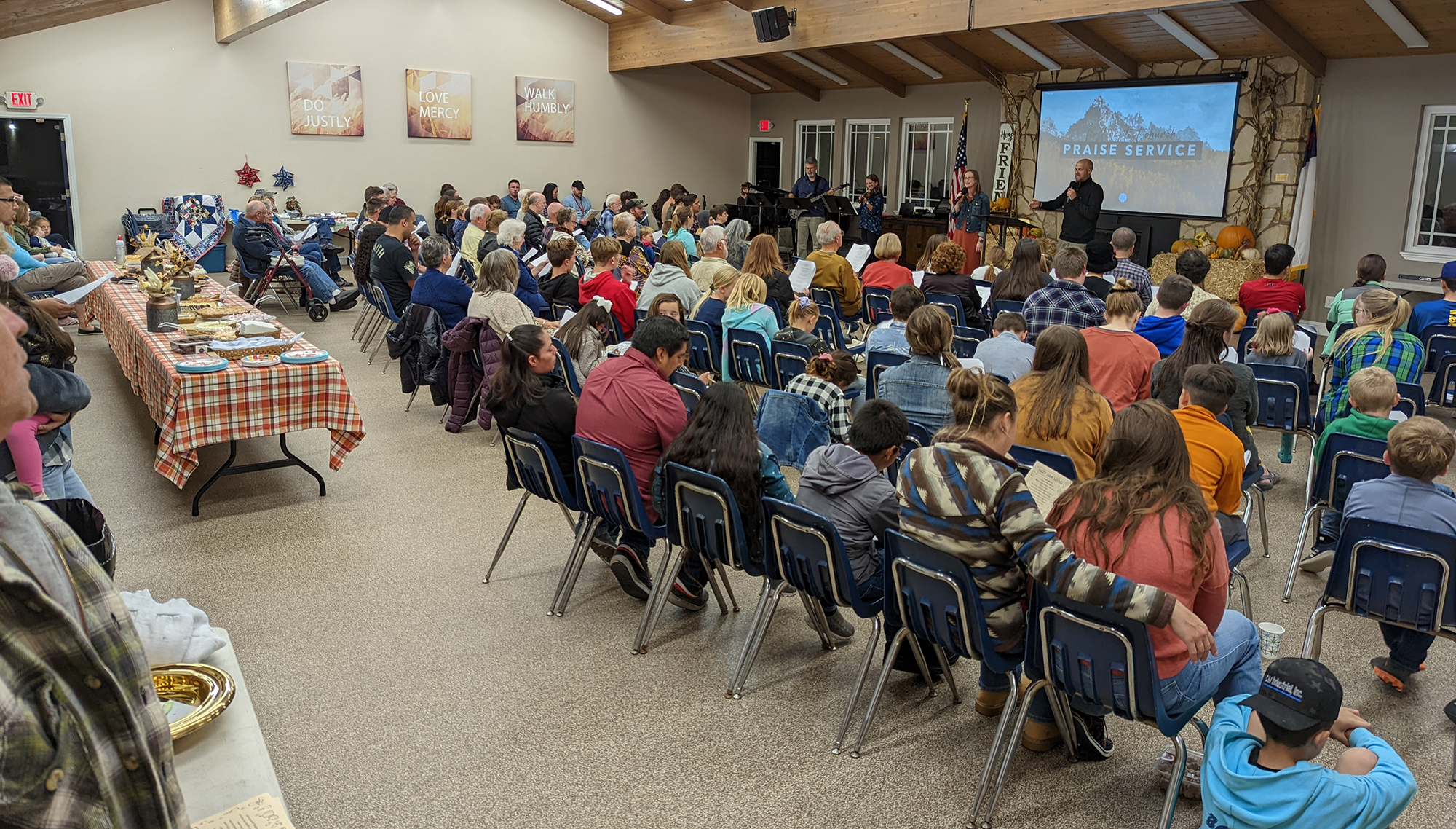 Praise Service | First Baptist Church