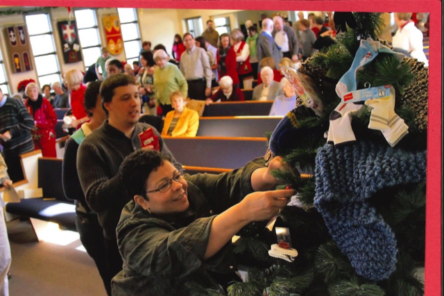 Mitten Tree Decorating | Evergreen